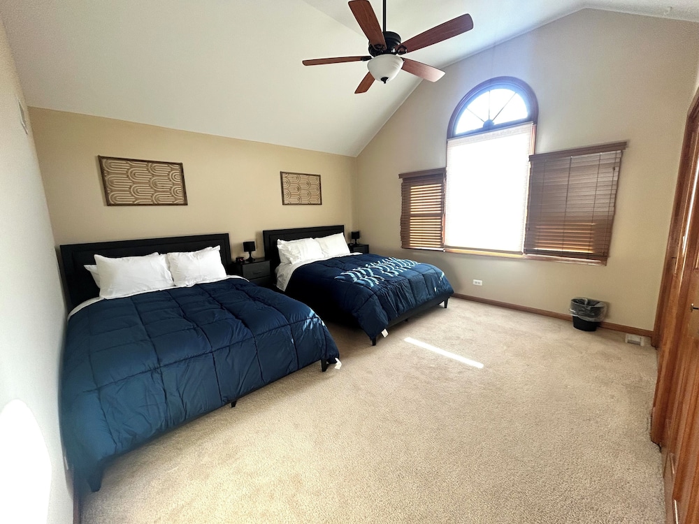 Spacious Deck & Balcony, Game Area, Garage - Wheaton, IL