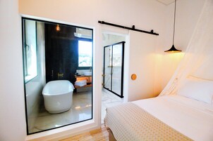 Quarto Duplo Premium, vista para o rio | Casa de banho | Um secador de cabelo, roupões, chinelos, toalhas fornecidas 