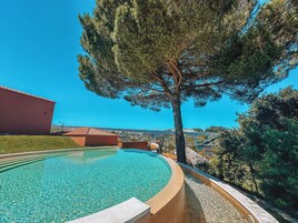 Piscina externa, funciona das 9h às 20h, guarda-sóis, espreguiçadeiras