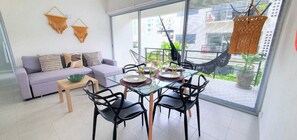 Suite Standard, vista para o jardim | Sala | Smart TV 