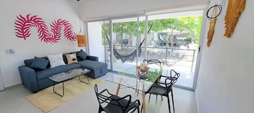 Suite Standard, vista para o jardim | Sala | Smart TV