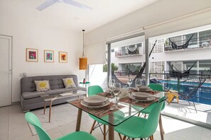 Suite Exclusiva, varanda, vista para a piscina | Sala | Smart TV 