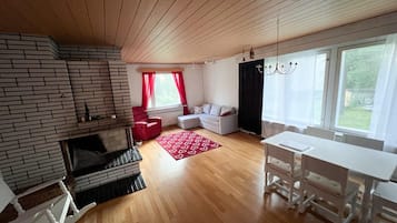 Casa família, 3 quartos, vista para o jardim | Área de estar | Livros