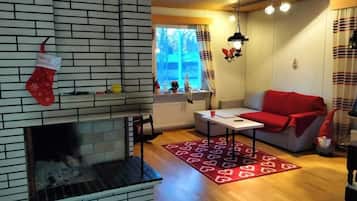 Casa família, 3 quartos, vista para o jardim | Área de estar | Livros