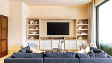 Apartamento Nobre, ar condicionado, vista para o mar | Sala de estar | Televisor de ecrã plano de 50 polegadas com canais digitais