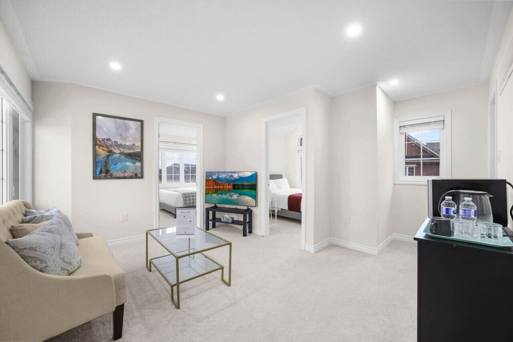 Chic 2br House, Newly Renovated, Central Spot - Peterborough
