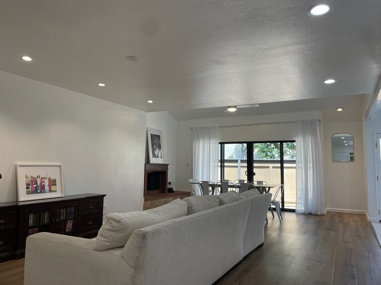 3-bedroom Townhome In Welcoming Monrovia With Pool - 엘 몬테