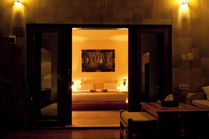 Quarto Deluxe, vista para a piscina | Cofre no quarto, secretária 