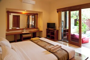 Villa Deluxe, 1 quarto, vista para a piscina, junto ao jardim | Cofre no quarto, secretária 