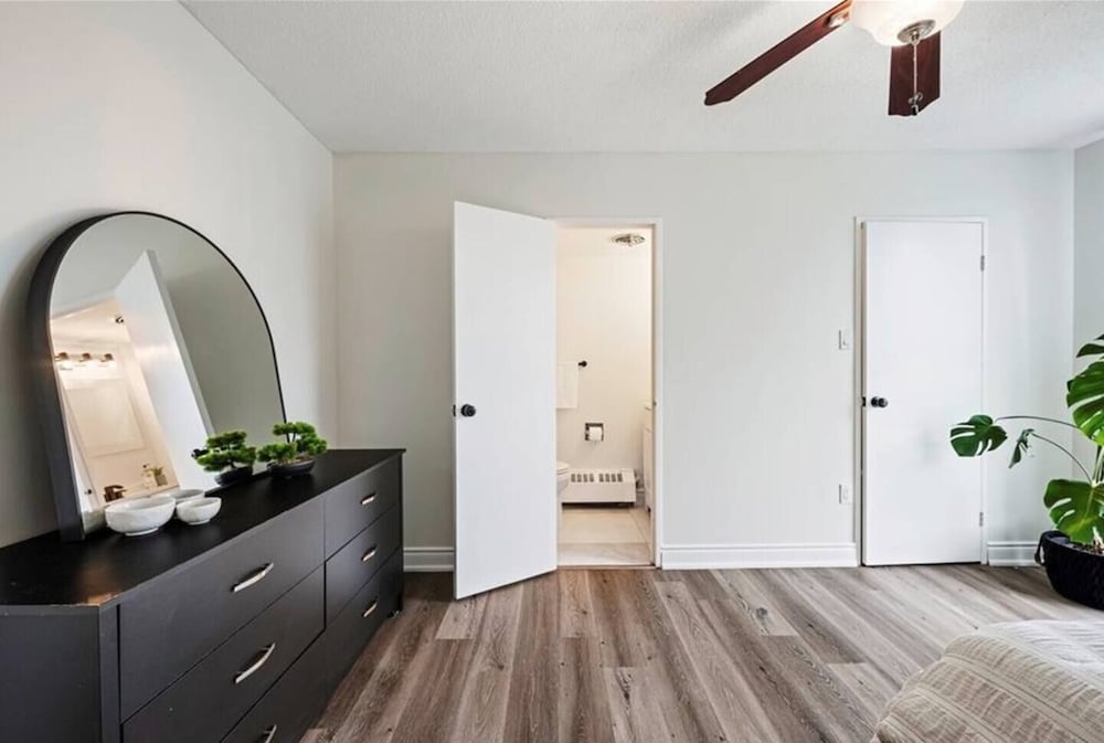 Modern Condo Located In Quiet Area Near Downtown - Hamilton