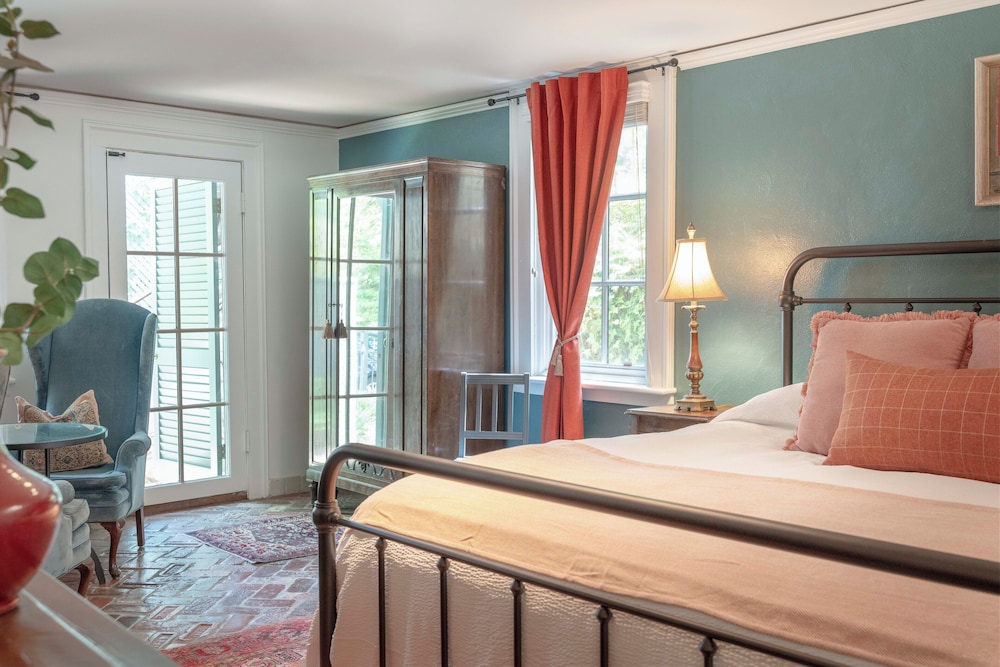High Street Inn Altamont Room | 1 Bed, 1 Bath - Charlottesville, VA