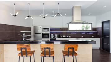 Villa Design, 4 quartos, vista para a piscina | Cozinha privada