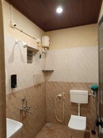 Quarto luxo, sacada, vista para o mar | Banheiro | Chuveiro, produtos de toalete grátis, sabonete, shampoo