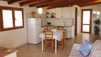 Apartamento | Cozinha privada | Um forno, uma cadeira de bebé