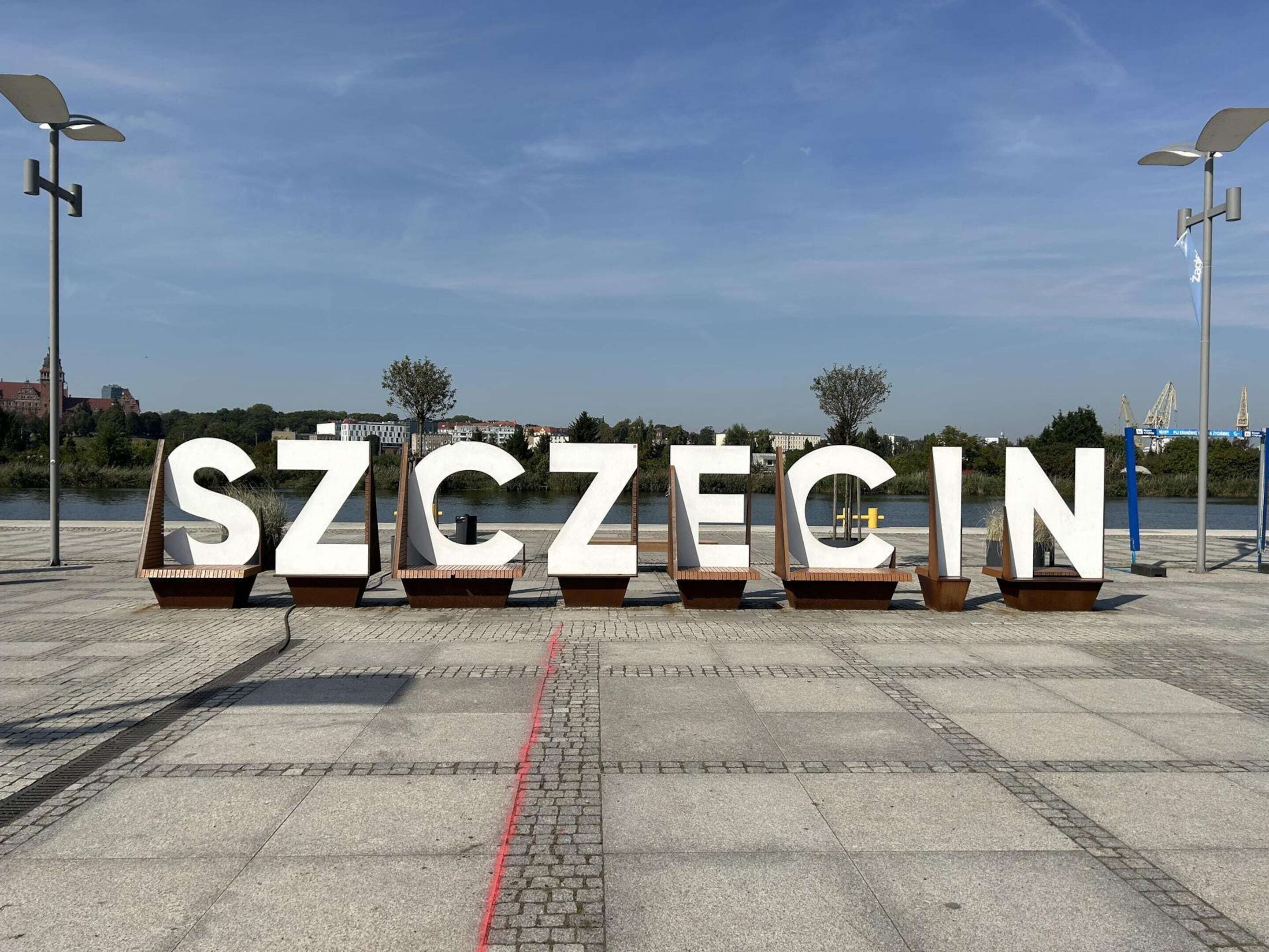 Letras brancas grandes exibindo 