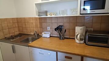 Apartamento | Cozinha privada | Uma cadeira de bebé