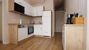 Casa | Cozinha privada | Uma chaleira elétrica, uma torradeira, uma cadeira de bebé