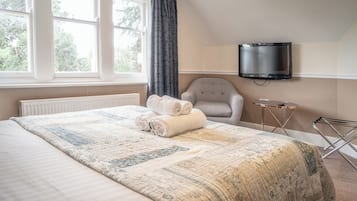 Quarto clássico | Escrivaninha, Wi-Fi de cortesia, roupa de cama
