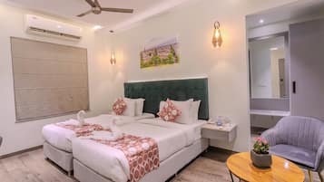 Quarto Twin Deluxe | Lençóis de algodão egípcio, roupa de alta qualidade, cofre no quarto