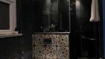Estúdio de Luxo | Casa de banho | Um polibã, um secador de cabelo, toalhas fornecidas, papel higiénico
