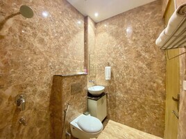Quarto Triplo Familiar | Casa de banho | Um polibã, um bidé, sabão, champô 
