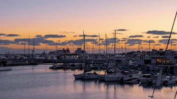 Apartamento, 2 quartos, varanda, Vista para a cidade | Praia