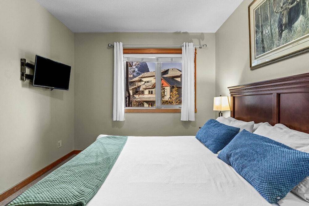 Mountain Views | Outdoor Heated Pool | Hot Tub - 캔모어
