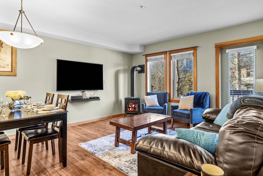 Mountain Views | Outdoor Heated Pool | Hot Tub - キャンモア