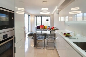 Villa | Cozinha privada | Uma cadeira de bebé