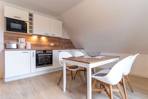 Apartamento | Cozinha privada | Uma chaleira elétrica, uma torradeira 