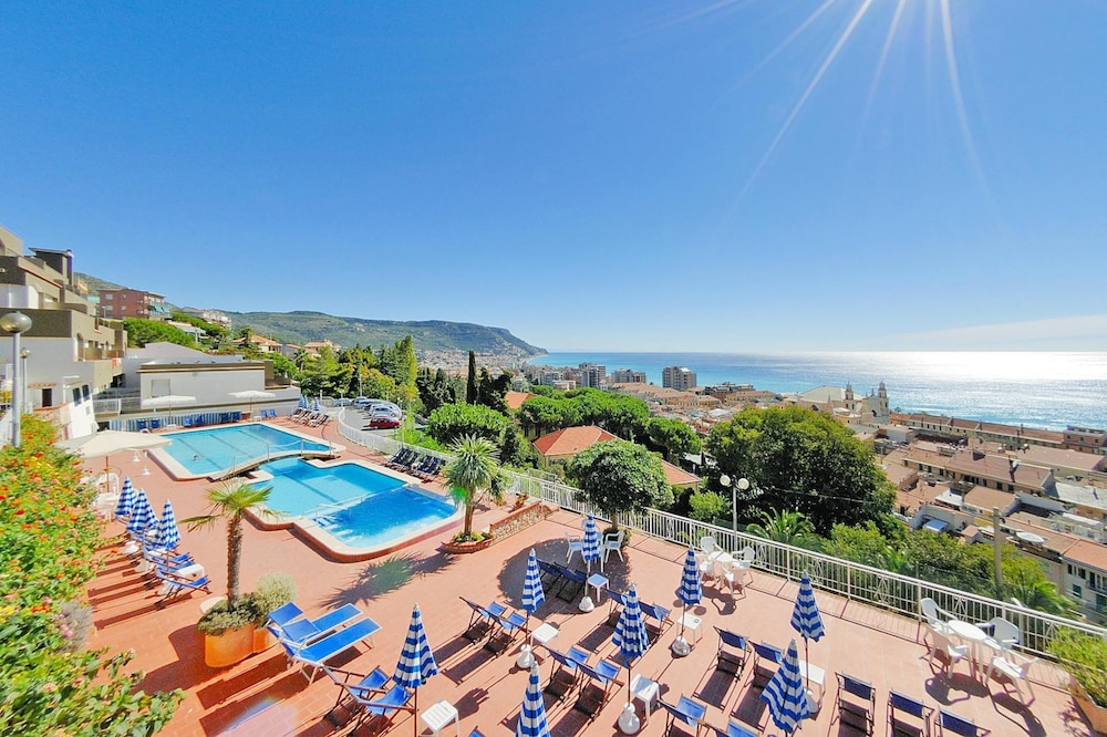Holiday Flat In Pretty Residence With Communal Pool In Pietra Ligure - Pietra Ligure