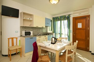 Apartamento | Cozinha privada | Uma cadeira de bebé