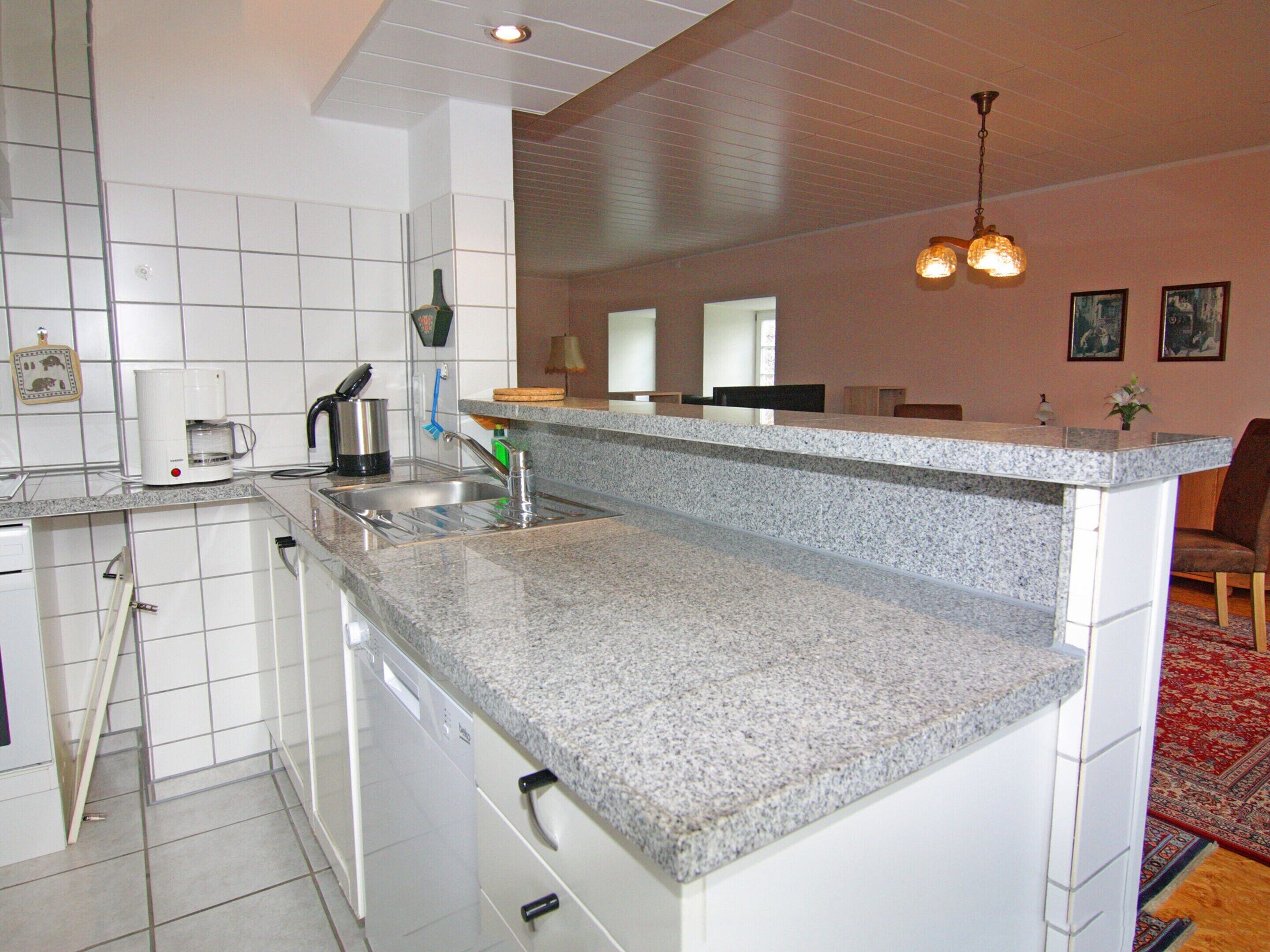 Apartamento | Cozinha privada | Uma torradeira, uma cadeira de bebé 