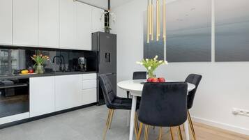 Apartamento | Cozinha privada | Chaleira elétrica, torradeira, cadeirão de bebê