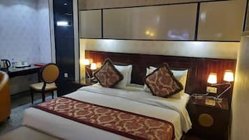 Quarto Deluxe, varanda, Vista para a cidade | Secretária, secretária adequada para computadores portáteis
