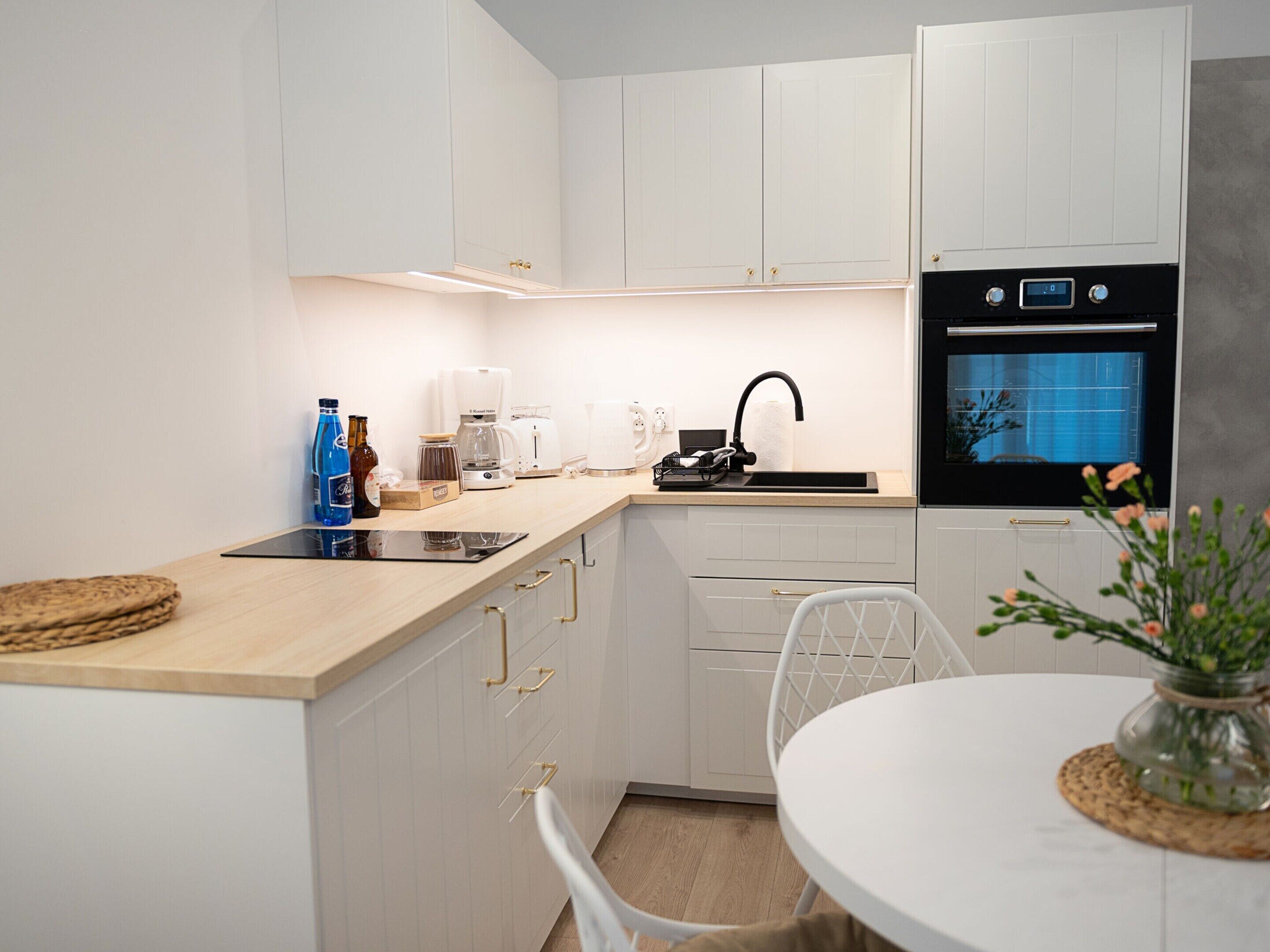 Apartamento | Cozinha privada | Uma chaleira elétrica, uma torradeira, uma cadeira de bebé 