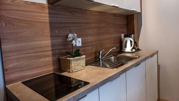 Apartamento | Cozinha privada | Uma chaleira elétrica, uma cadeira de bebé