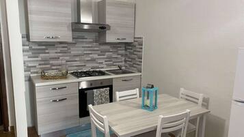 Apartamento | Cozinha privada | Uma chaleira elétrica, uma torradeira