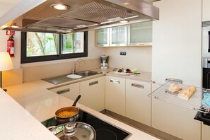 Casa | Cozinha privada | Uma cadeira de bebé 