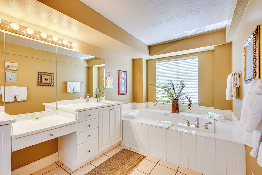 Sprawling Utah Mansion W/ Private Hot Tub & Sauna - Loveland Living Planet Aquarium, Draper