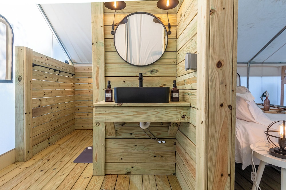 Site #06 Deluxe Safari Tent With Ensuite Bath - Orange, France