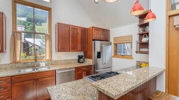 Casa de Férias, 2 quartos | Cozinha privada | Um frigorífico, um forno, uma cafeteira/bule, uma torradeira