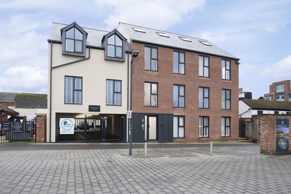 Beautiful 2 Bedroom Apartment With Parking In The Docks - Gloucester, UK