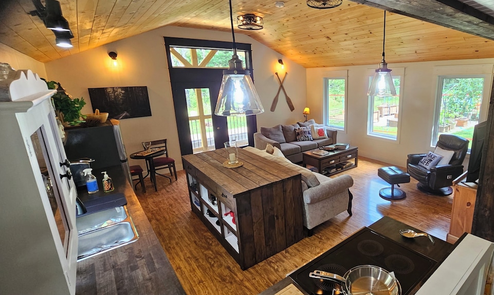 Escape With 7 Seat Hottub And Outdoor Entertainment Sleeps 6\nsouth Algonquin - Ontario 60