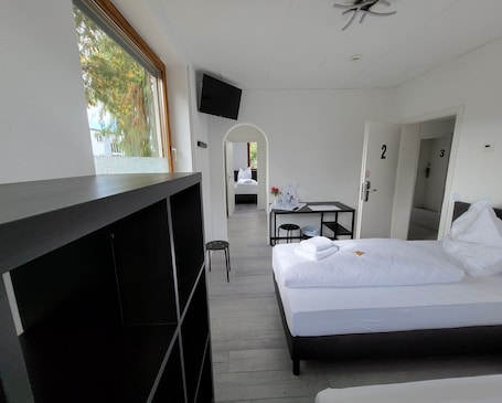 Quarto Duplo, casa de banho privativa | 1 quarto, cofre no quarto, secretária . Zimmerwelt-Ilsfeld