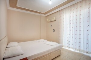 Casa conforto, sacada, vista para a cidade | 1 quarto, escrivaninha, espaço de trabalho para notebook