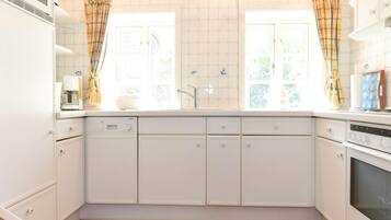 Casa | Cozinha privada | Uma cadeira de bebé