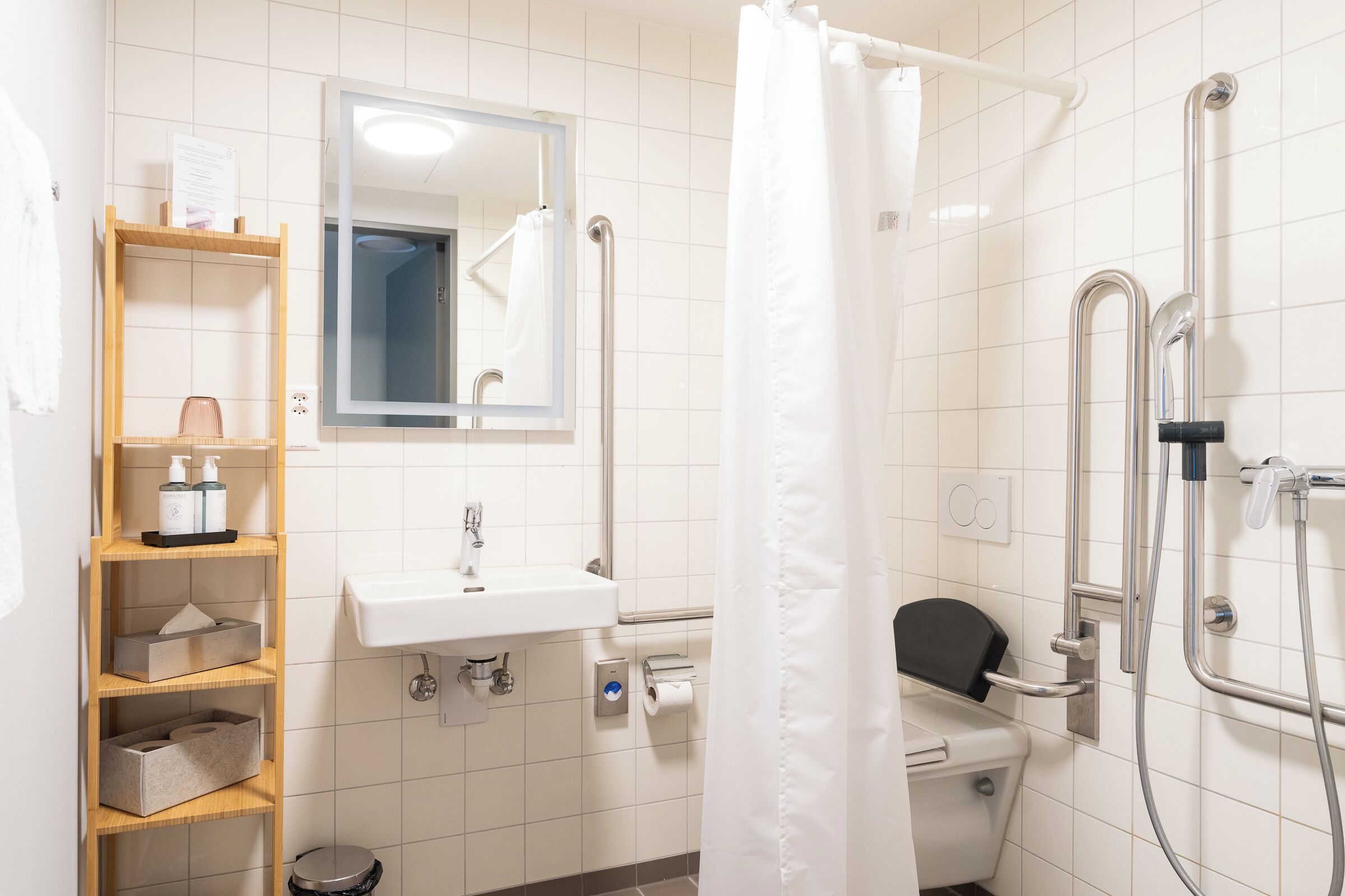 Quarto Superior, 1 cama queen-size, adaptado para pessoas com dificuldades de mobilidade | Casa de banho | Um polibã, artigos de higiene ecológicos, um secador de cabelo 