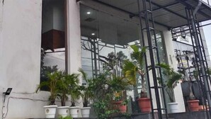 Um edifício com uma placa que diz "Santos".