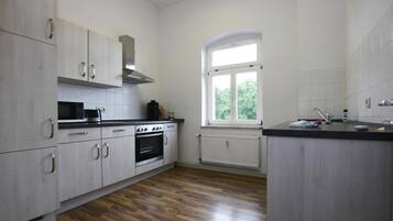 Apartamento | Cozinha privada | Uma cadeira de bebé